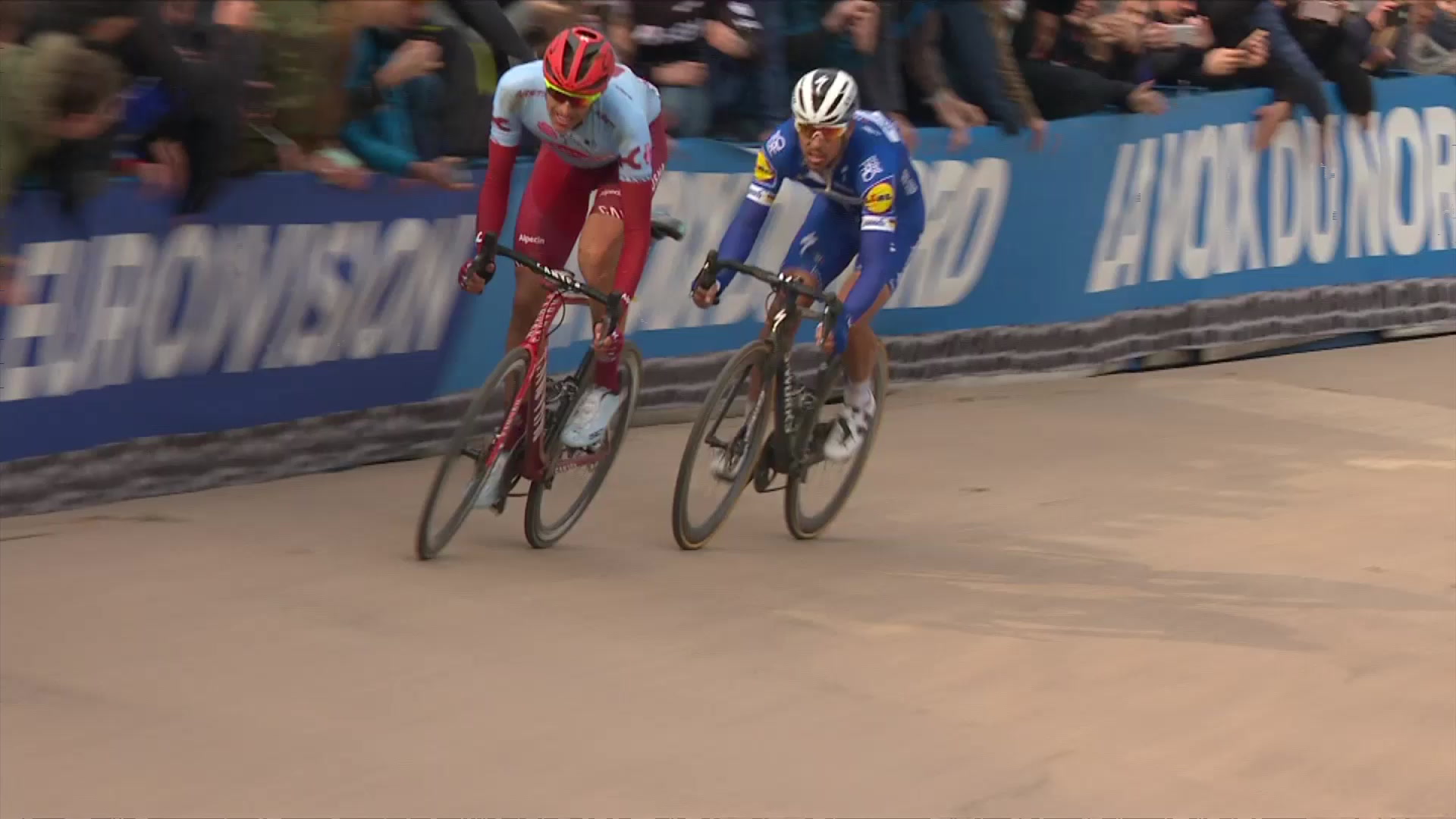 Paris-Roubaix: Philippe Gilbert konnt sech behaapten, Pech fir Alex Kirsch