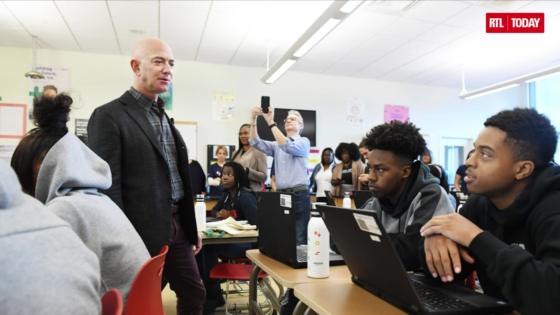 Losing the title: Jeff Bezos no longer world's richest man - RTL Today