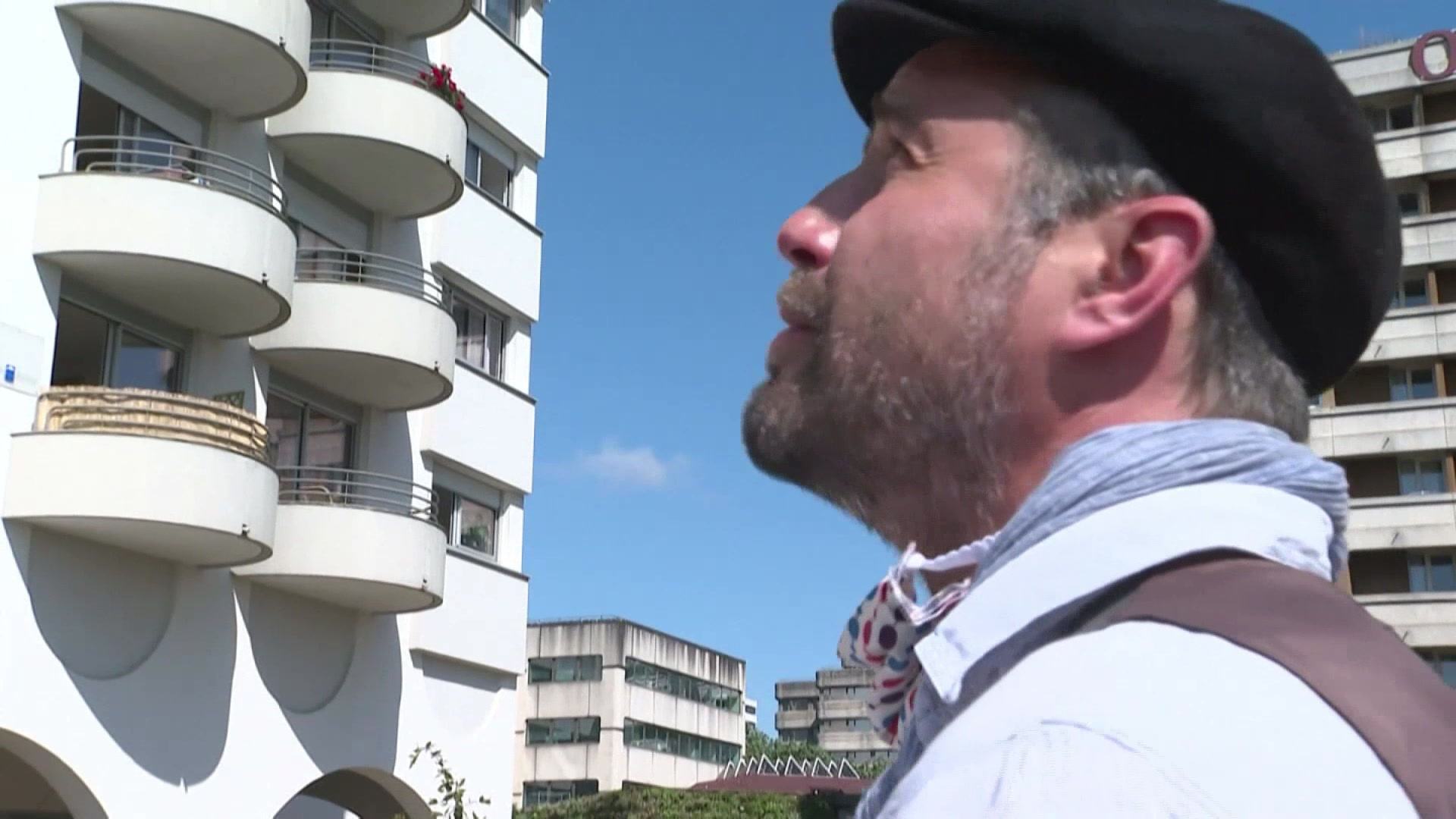 Oyez, oyez, confinés!: Des messages personnels criés dans la rue par ...