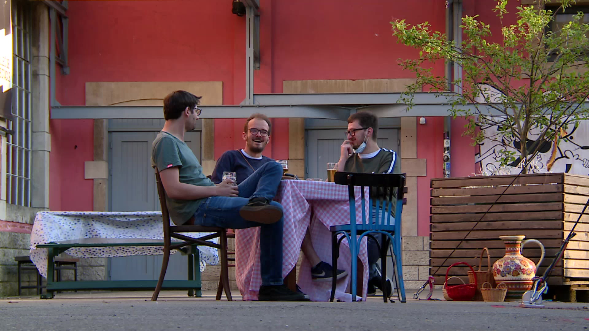 Tëscht Frust a Freed: Eng Reouverture vu Caféë mat Verloschter - RTL ...