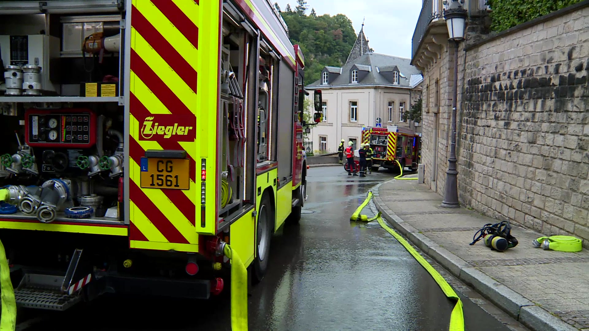 Wärend 2 Stonnen: Montée de Clausen an der Stad war wéinst Pompjeesasaz ...