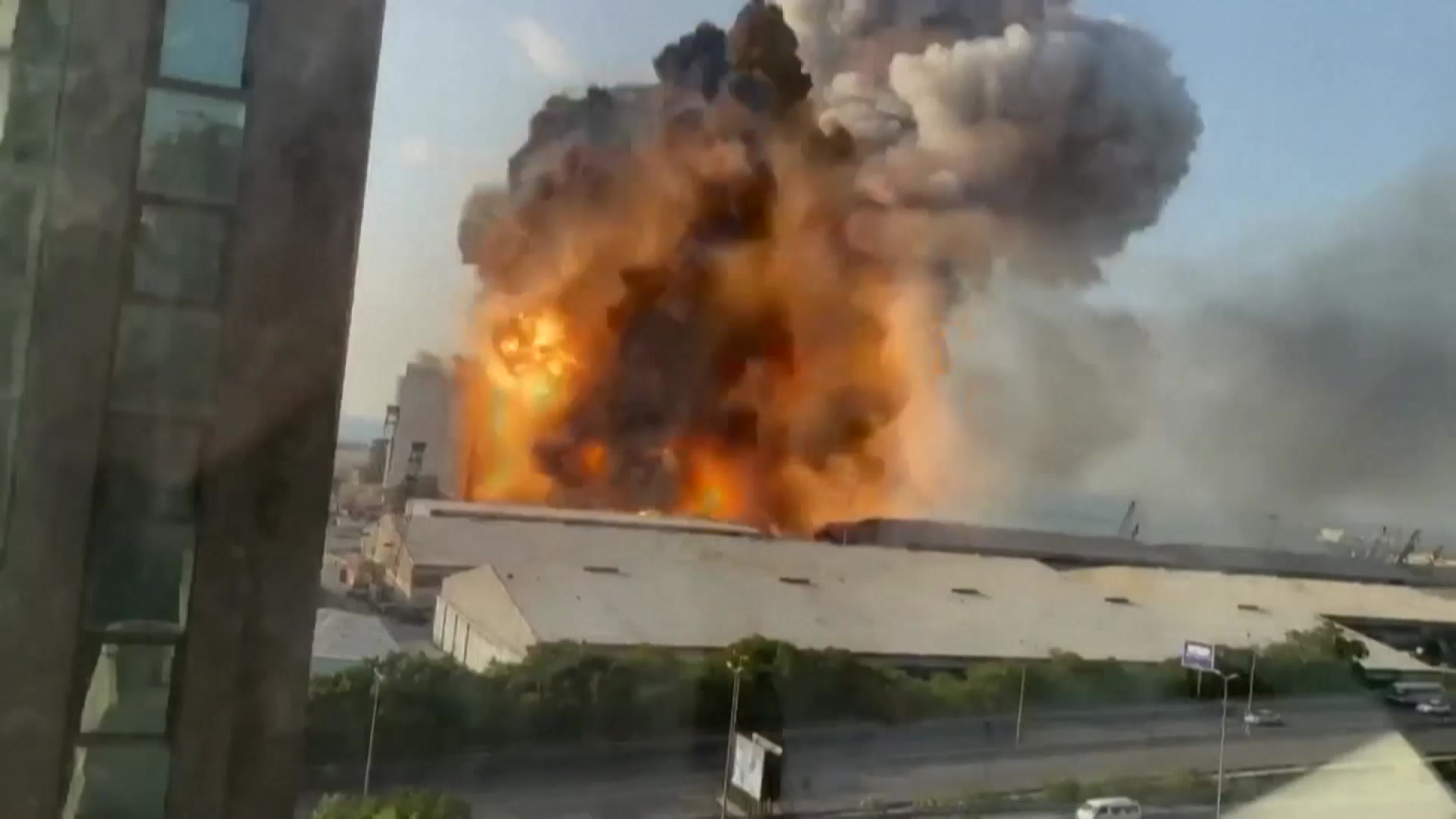 Document choc: Une nouvelle vidéo montre la violence de l'explosion à ...