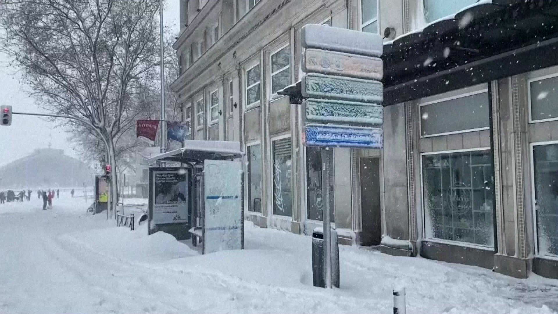 Storm Filomena: Spain races to clear snow before cold snap freezes ...