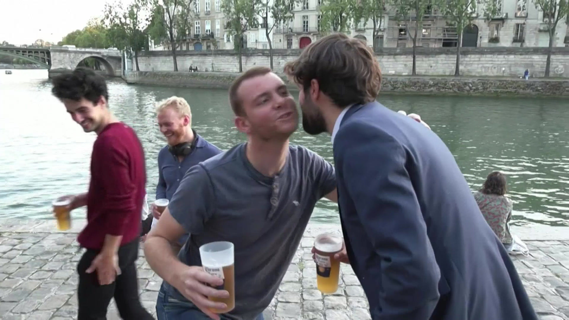 Zäit fir e Kuss: Frankräich feiert Comeback vun der "Bise" - RTL Lëtzebuerg