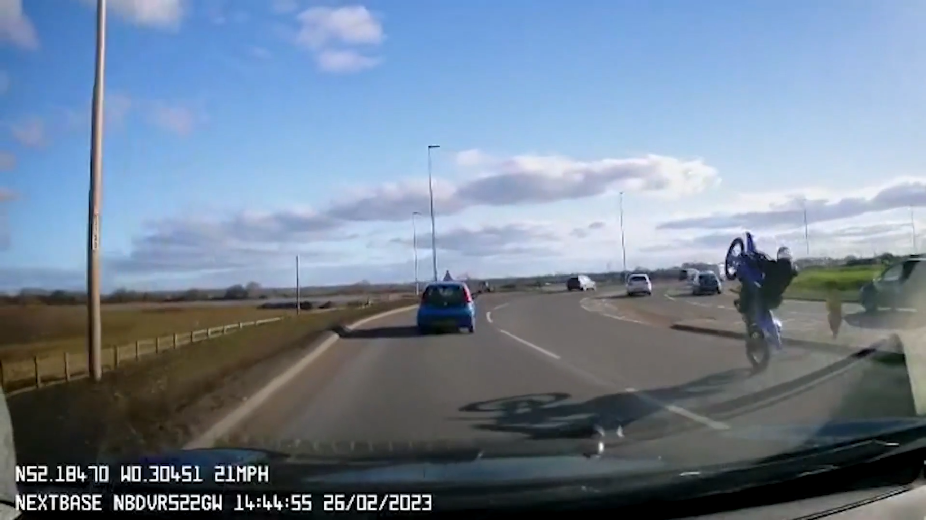 Belle gamelle: Il rate complètement sa roue arrière au rond point