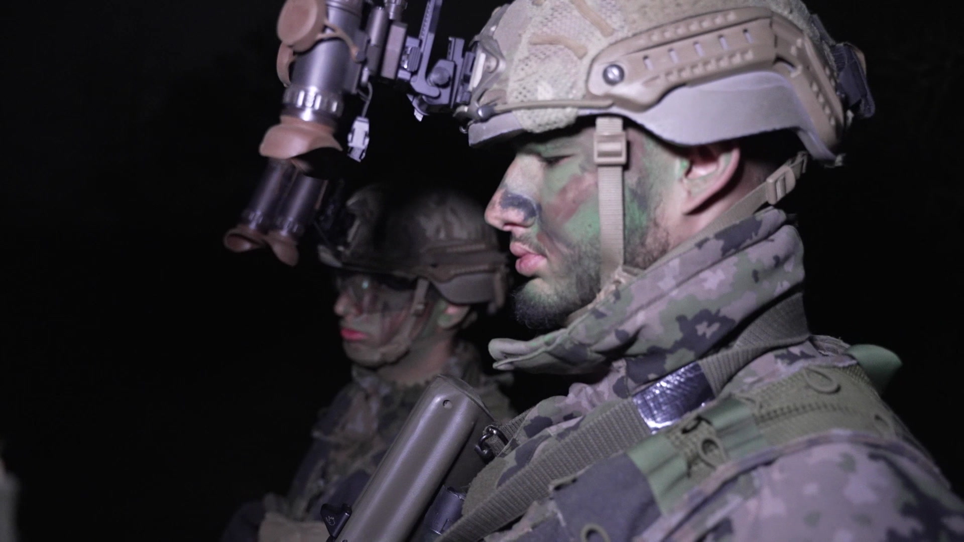 Eng RTL-Ekipp war mat dobäi: Um Nuetsmanöver mat der Lëtzebuerger Arméi ...