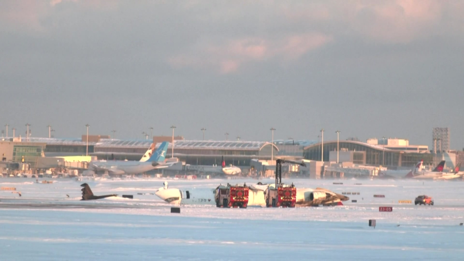 Endeavor Air Flight 4819: Delta plane flips upside down in Toronto ...