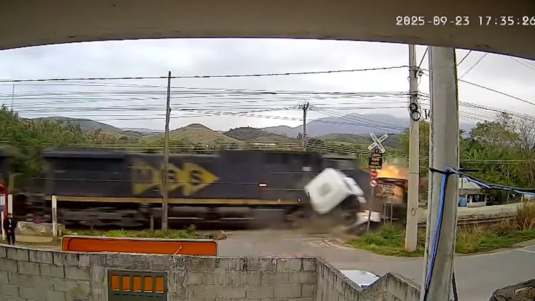 Vidéo choc: Un train percute un camion, le chauffeur miraculé - RTL Infos