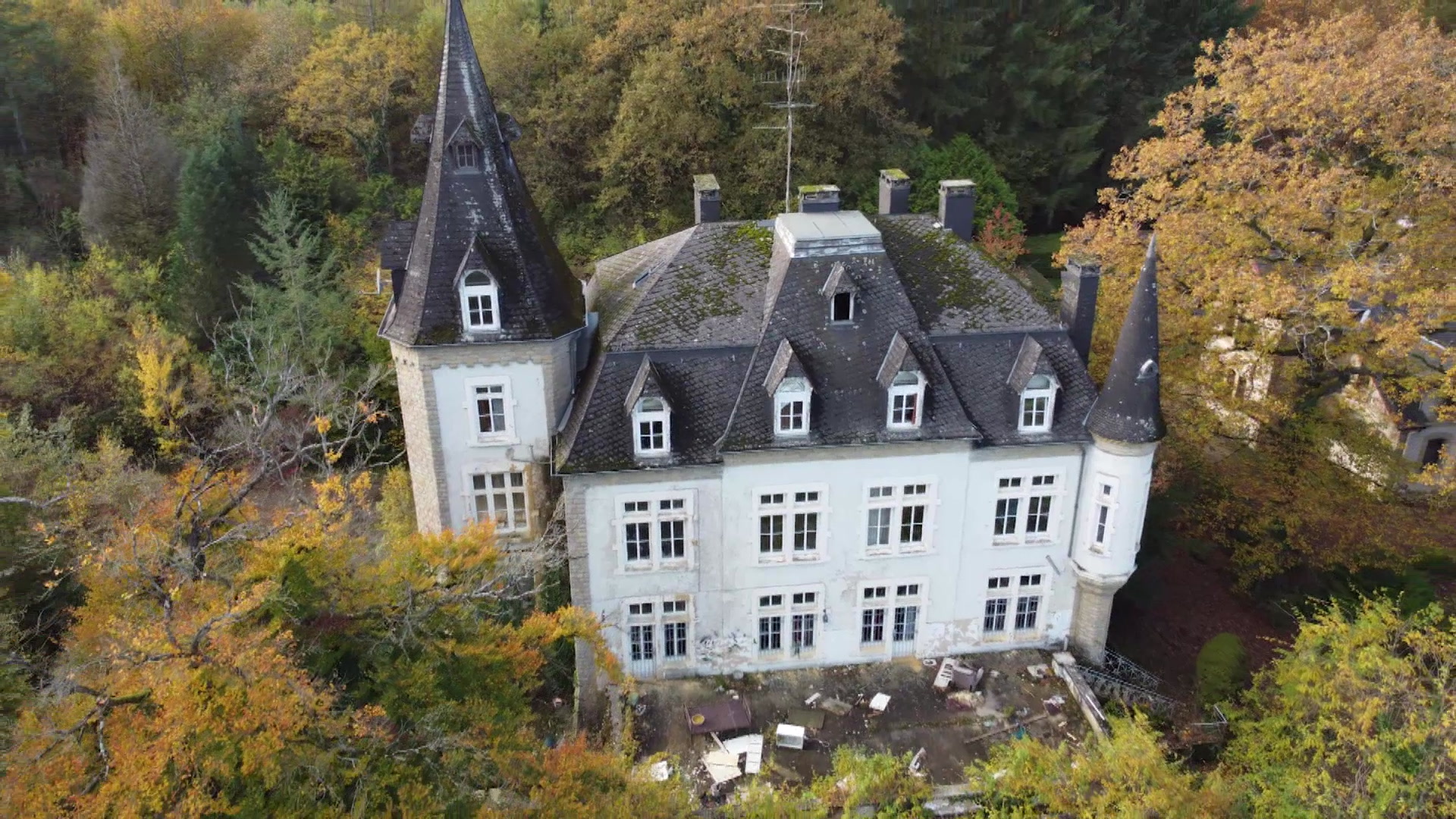 Zu Réimech: Dat verloossent Schlass Buschland zitt och Vandalen un ...