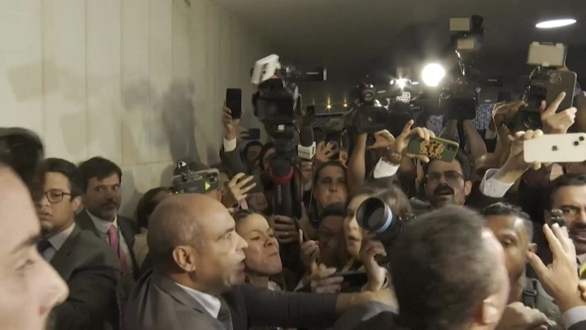 Onroue bei Debatt a Brasilien: Dem Jair Bolsonaro seng Prisongsstrof ...