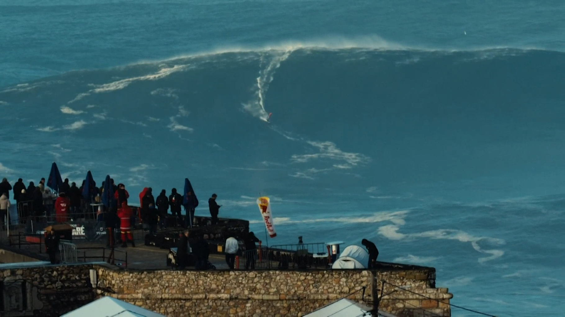 Surf au Portugal: L'élite mondiale réunie au Nazare Big Wave Challenge ...