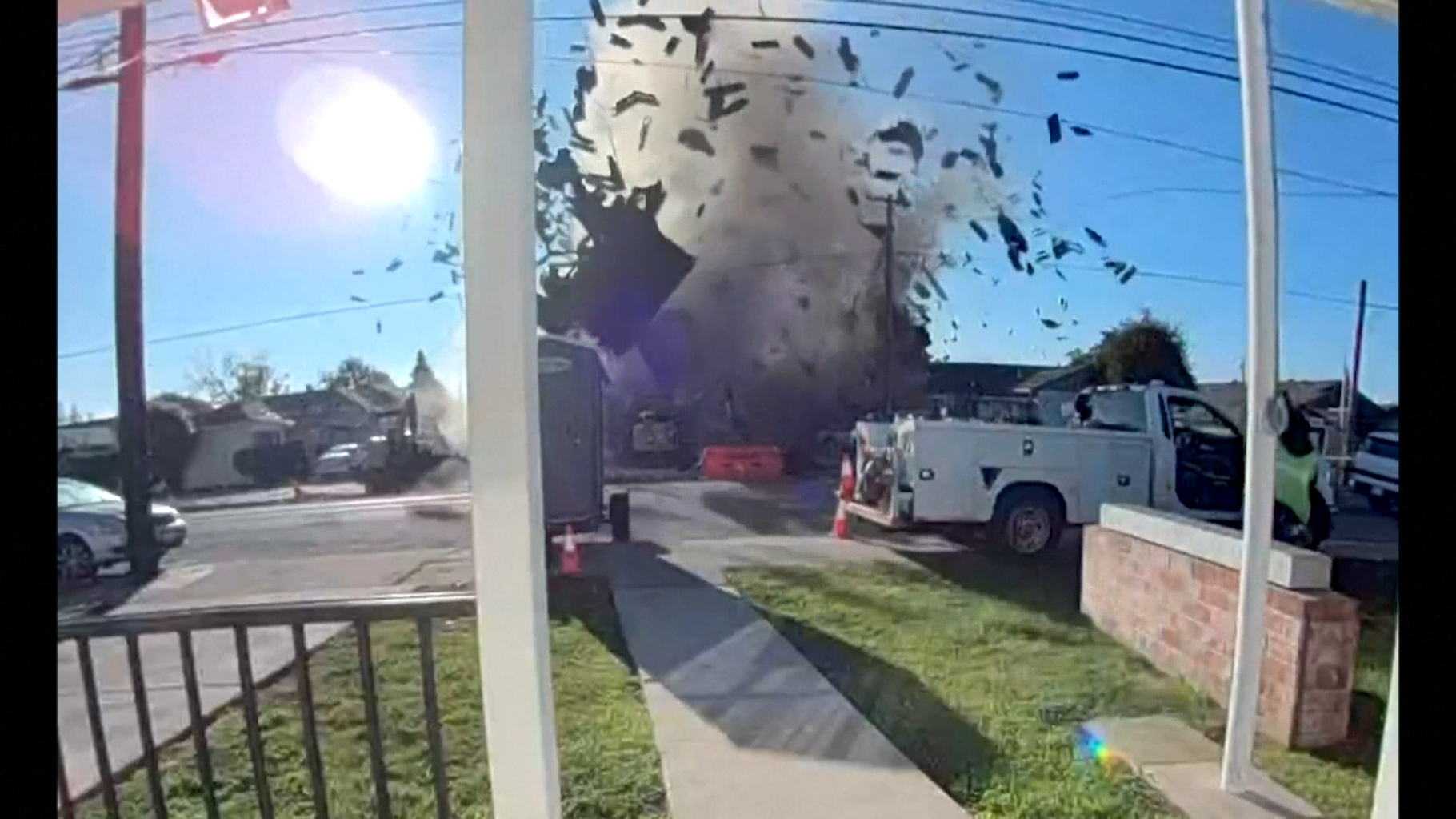 Vidéo choc: Une violente explosion détruit trois maisons en Californie ...