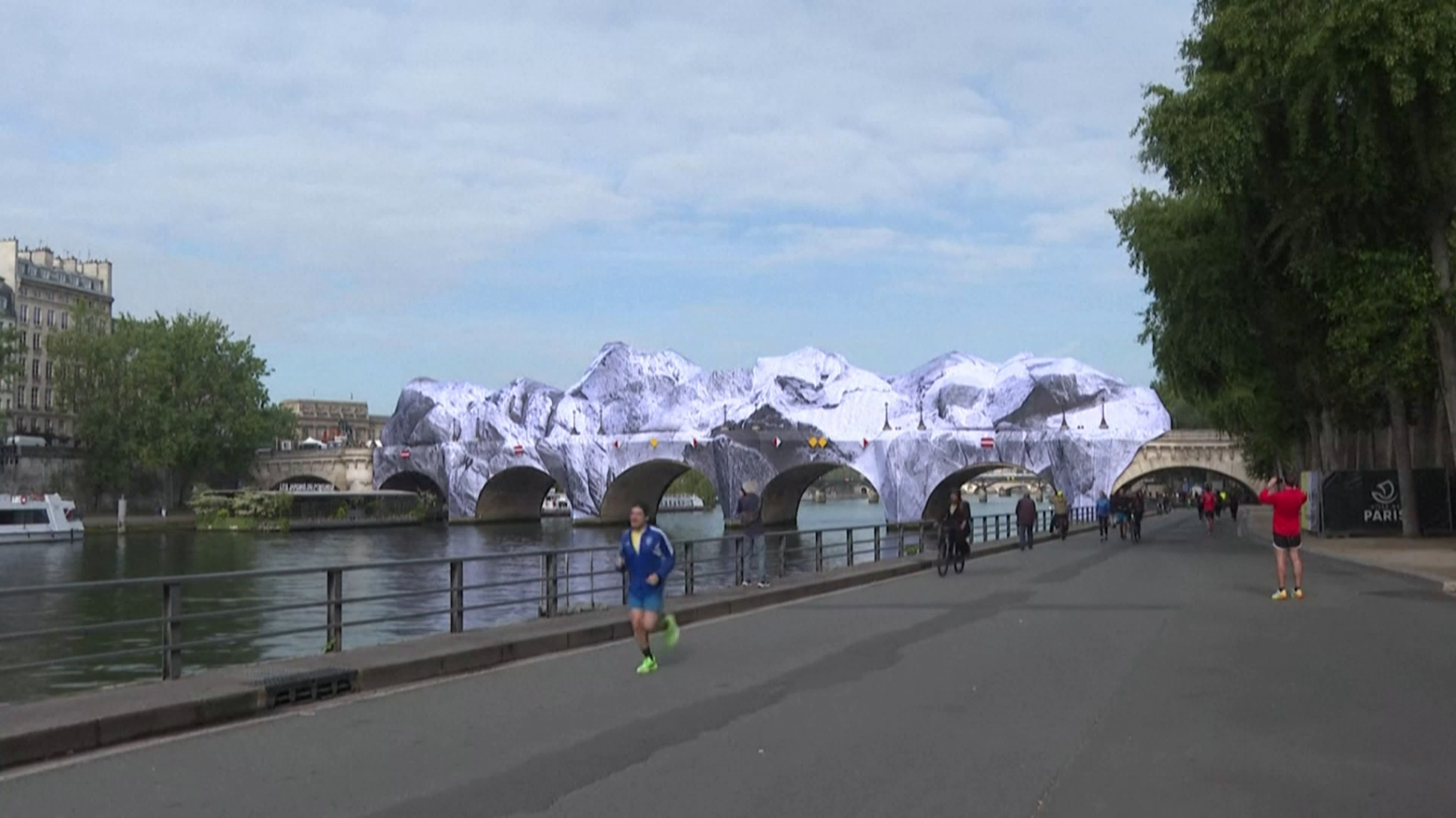 "C'est spectaculaire!": Paris découvre le Pont Neuf emballé par JR ...