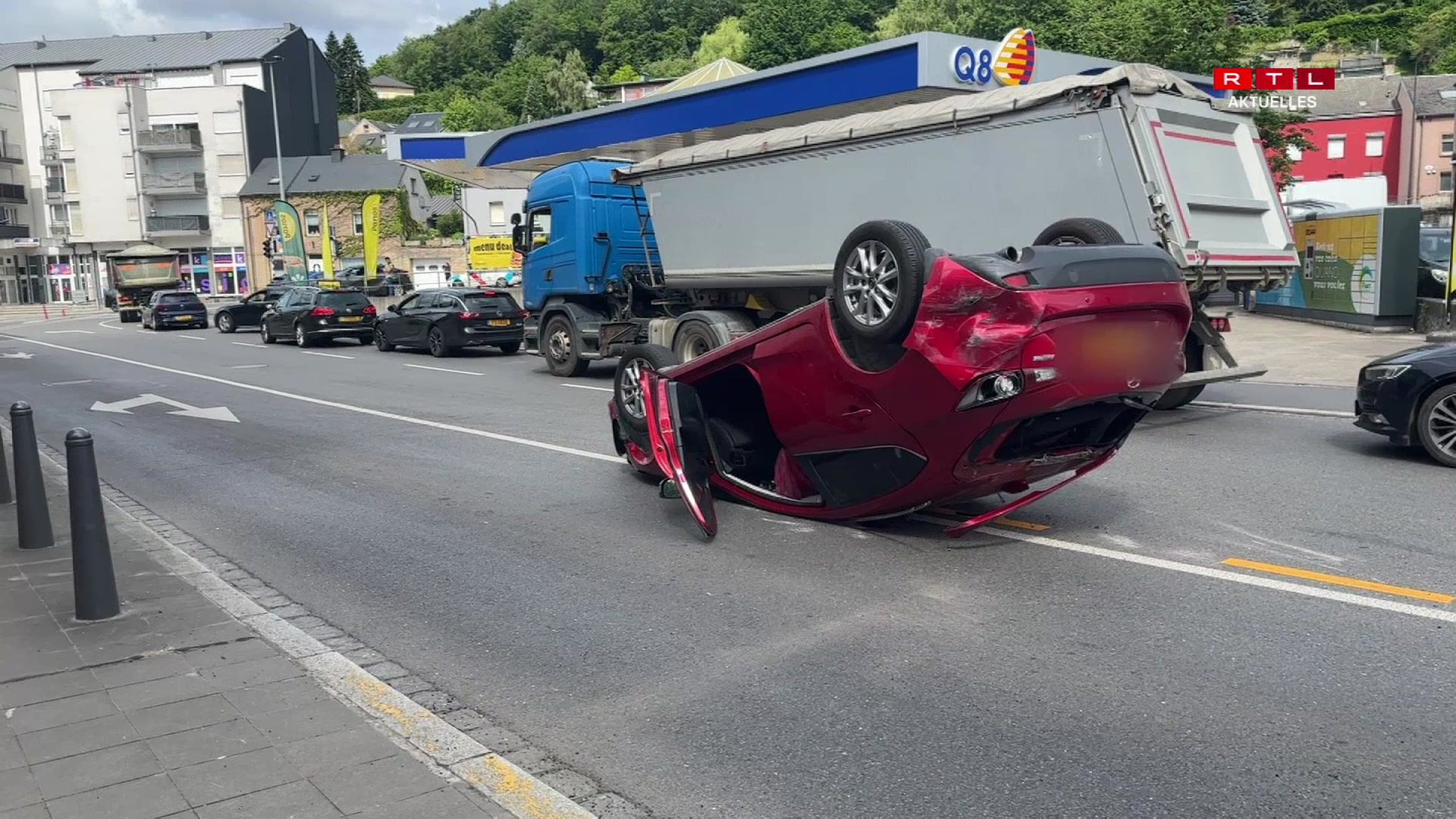 Emergency services: One person injured as car overturns in Eich - RTL Today