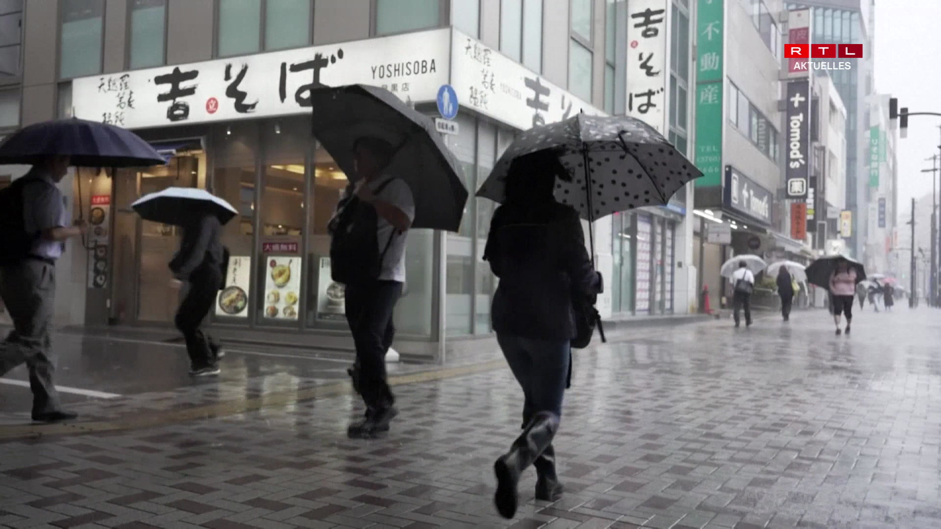 Japan: Taifun "Jangmi" suergt fir Iwwerschwemmungen a Chaos - RTL ...