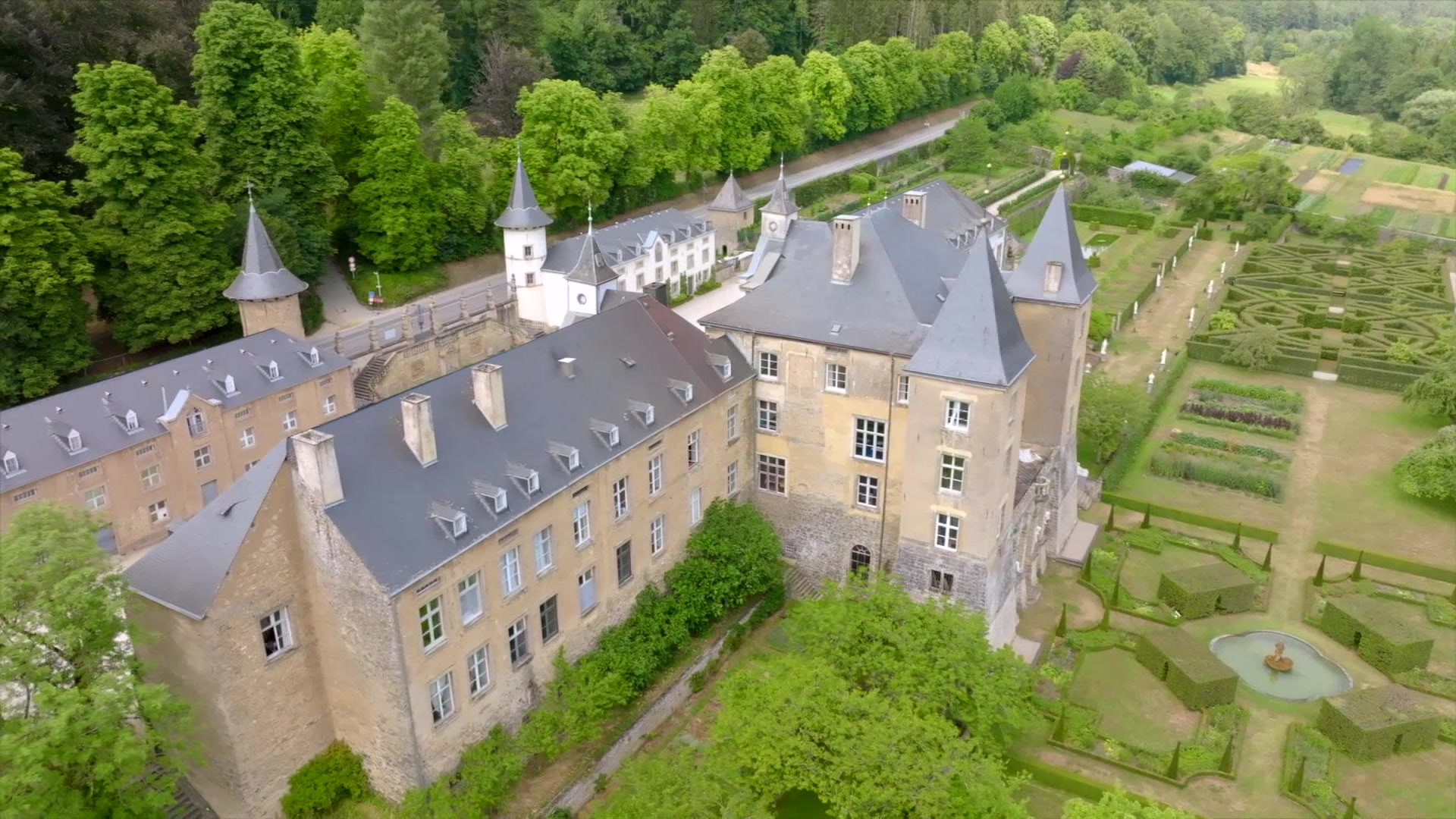 RTL Play - Buergen a Schlässer am Land (2): Schlass zu Aansebuerg