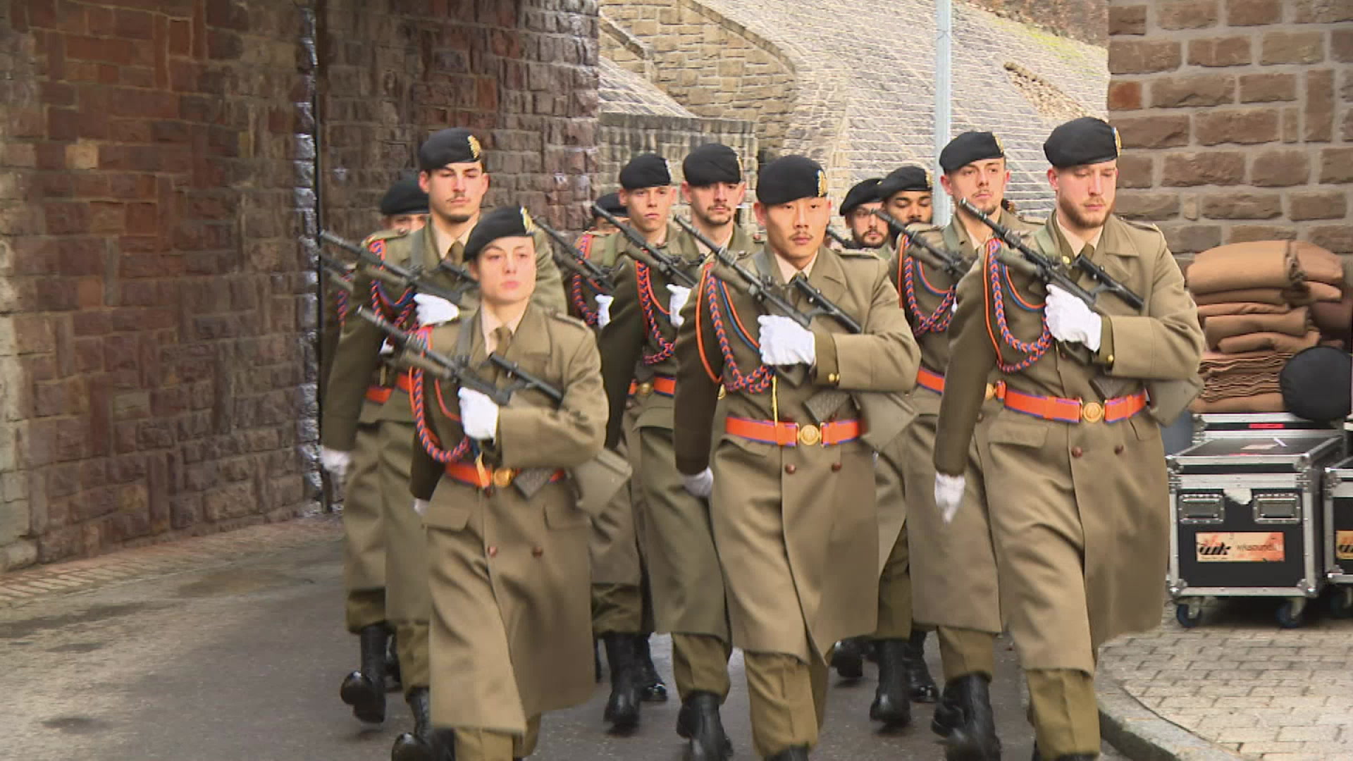 RTL Play - D'Vereedegung vun den neie Rekrutte vun der Arméi