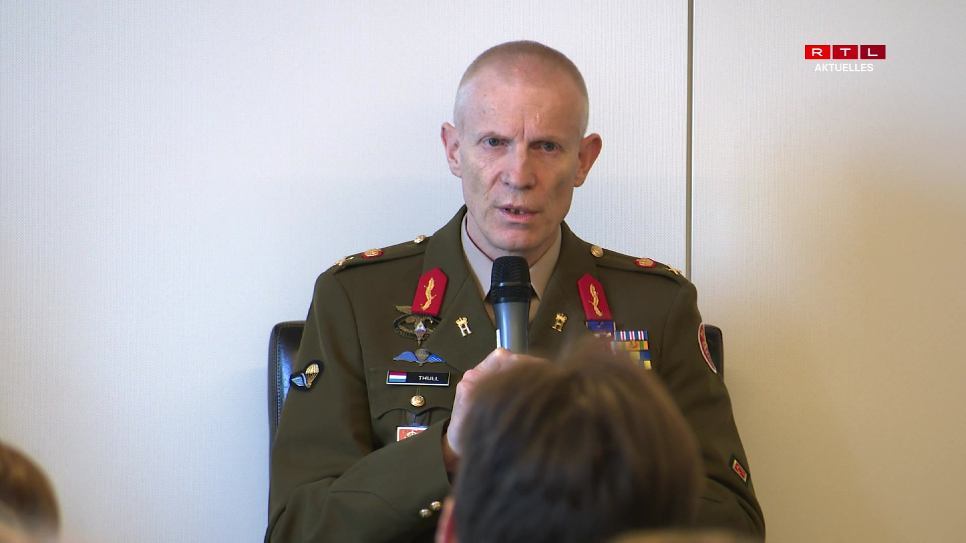 RTL Play - Generol Steve Thull: Keng Plaz an der Arméi, déi fir e Mann ...