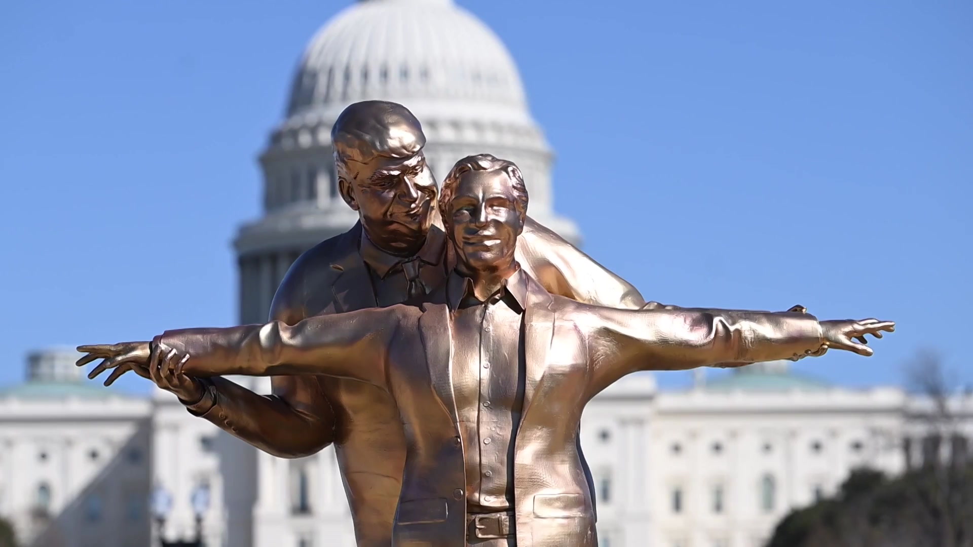"King of the World": Une statue satyrique de Trump et Epstein exposée à ...
